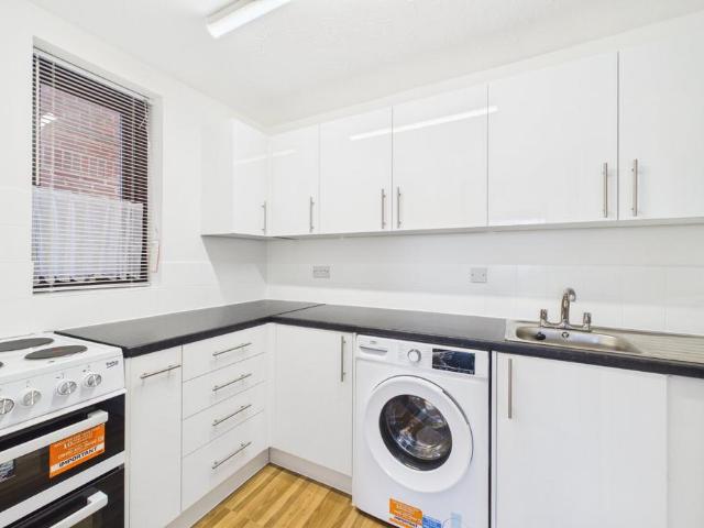 Tippett Rise, Reading, Berkshire, RG2 1 bed flat to rent £1,000 pcm £231 pw