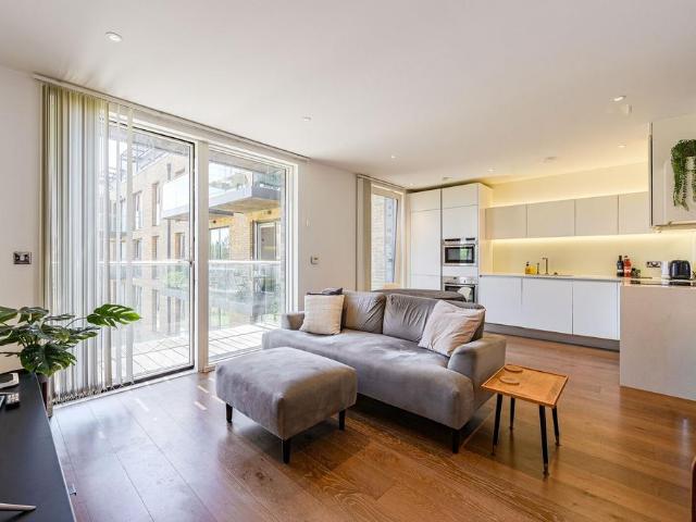 Tizzard Grove, Kidbrooke, London, SE3 2 bed flat to rent £2,300 pcm £531 pw