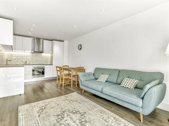 Tizzard Grove, London, SE3 1 bed apartment to rent £1,850 pcm £427 pw