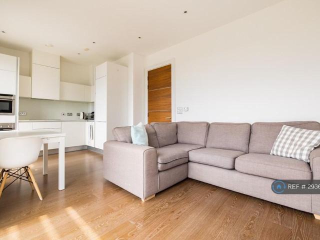 Tizzard Grove, London, SE3 2 bed flat to rent £2,350 pcm £542 pw