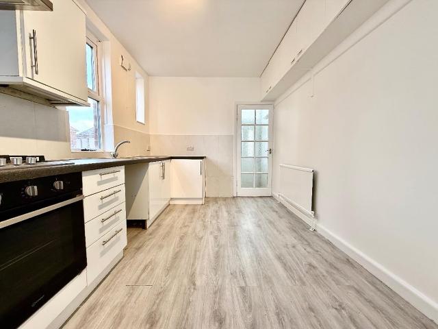 To Let 3 bedroom Semi detached house, Wisewood Avenue, Sheffield, S6 £850 pcm
