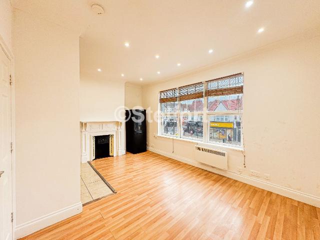 To Let 1 bedroom Flat, High Road, London, N12 £350 pw