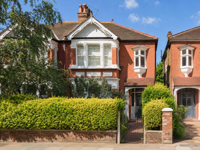To Let 1 bedroom Flat, Newburgh Road, Acton Central, W3 6DQ £1,675 pcm