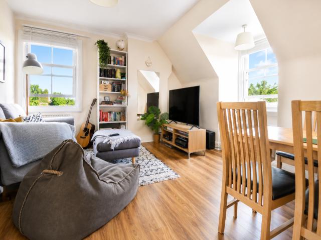 To Let 1 bedroom Flat, Park Hill, Ealing Broadway £1,750 pcm