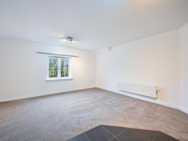 To Let 2 Bed Apartment