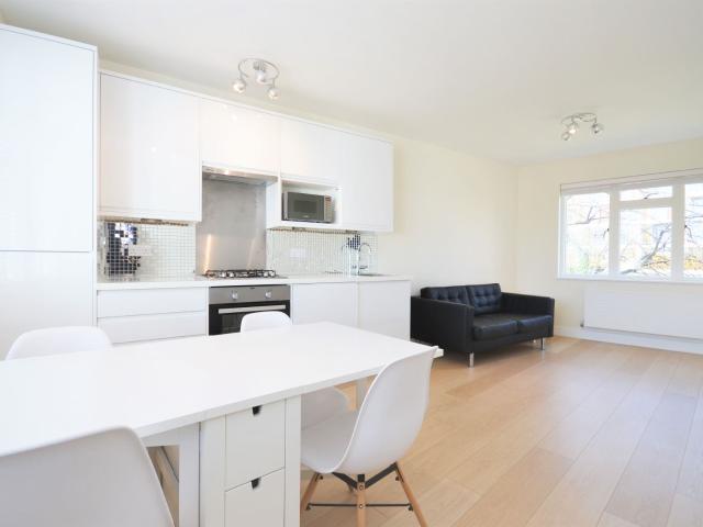 To Let 2 bedroom Flat, Grove Place, Acton Central, W3 6AS £2,000 pcm