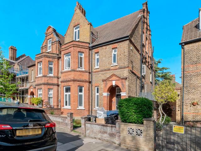 To Let 2 bedroom Flat, Newburgh Road, London W3 6DQ £2,300 pcm