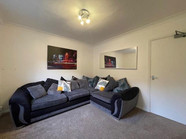 To Let 5 Bed House