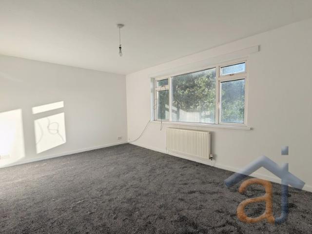 To Let – Warren Court, Westcliffe Road, Birkdale – Two Bedroom Apartment