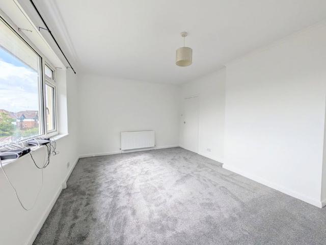 To Let – Warren Court, Westcliffe Road, Birkdale – Two Bedroom Second Floor Apt