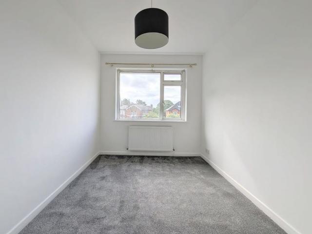 To Let – Warren Court, Westcliffe Road, Birkdale – Two Bedroom Second Floor Apt