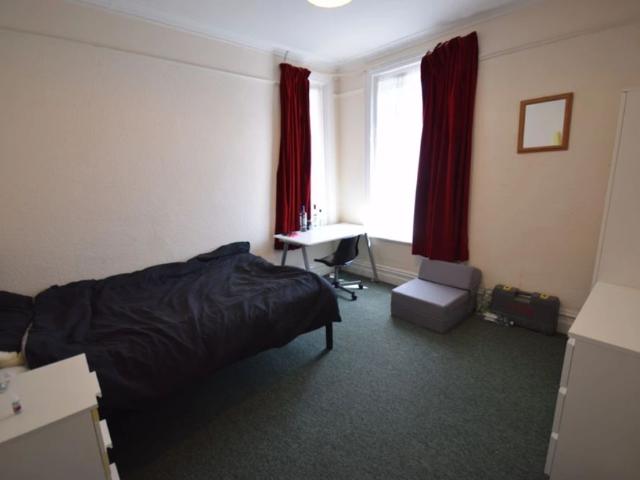 To Rent Chatsworth Road, Charminster, Bournemouth, BH8 £1,920 pcm Tenancy Info