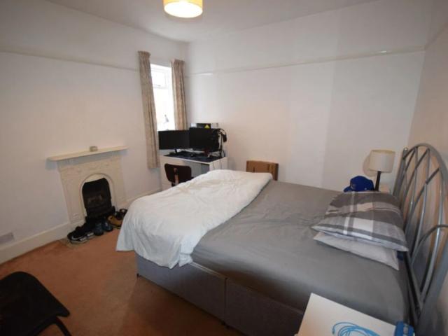 To Rent Columbia Road, Ensbury Park, Bournemouth, BH10 £1,200 pcm Tenancy Info