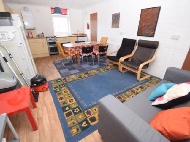 To Rent Kinson Road, Wallisdown, Bournemouth, BH10 £1,350 pcm Tenancy Info