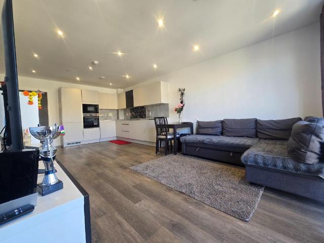 Tom Lake Way, Watford, Hertfordshire. 1 bed flat to rent £1,450 pcm £335 pw