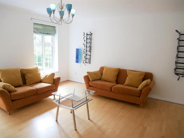 Tomahawk Gardens, Northolt UB5 4 bed semi detached house to rent £2,750 pcm £635 pw