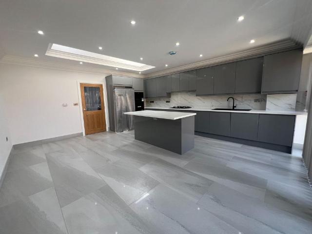 Tomswood Hill, London, IG6 4 bed house to rent £2,850 pcm £658 pw