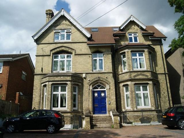 Tonbridge Road, Maidstone ME16, 2 bed flat to rent, £1,100 pcm | PrimeLocation