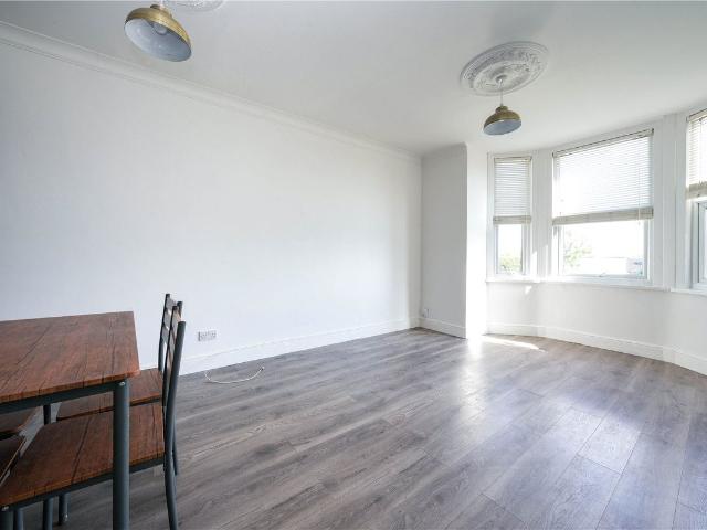 Tonbridge Road, Maidstone ME16, 2 bed flat to rent, £1,250 pcm | PrimeLocation
