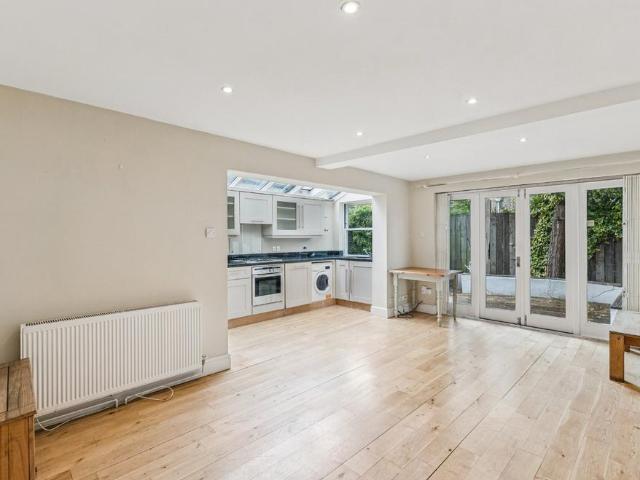 Tonsley Hill, Wandsworth Town, London 2 bed flat to rent £3,000 pcm £692 pw
