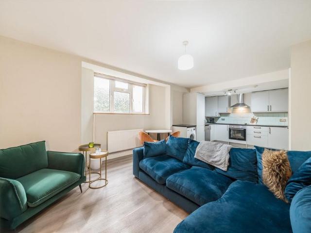 Tooting Bec Gardens, London SW16 2 bed flat to rent £2,150 pcm £496 pw