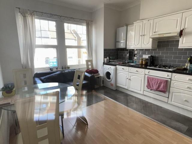 Tooting Bec Road, London 2 bed flat to rent £2,050 pcm £473 pw