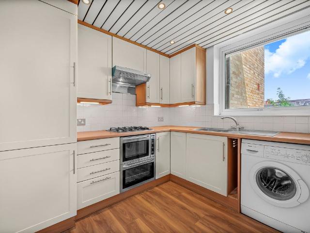 Tooting Bec Road, London SW17, 2 bed flat to rent, £2,000 pcm | PrimeLocation