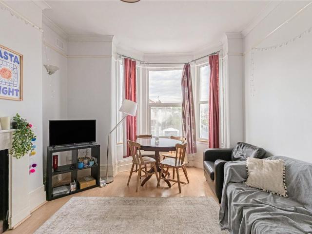 Tooting Bec Road, London, SW17 2 bed flat to rent £2,300 pcm £531 pw