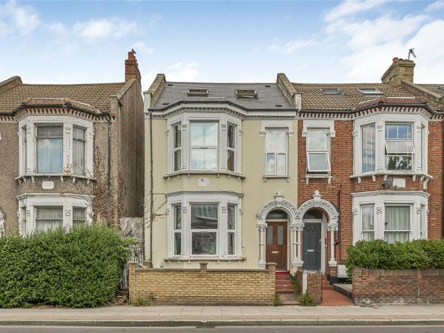 Tooting Bec Road, London, SW17 3 bed flat to rent £3,412 pcm £787 pw