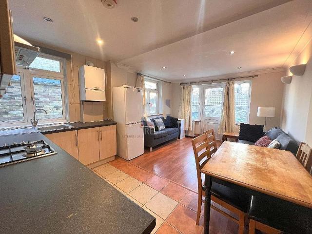 Tooting Bec Road, Tooting Bec, London SW17, 3 bed flat to rent, £3,300 pcm | PrimeLocation