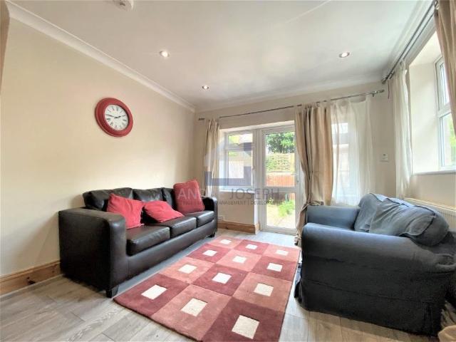 Tooting Bec Road, Tooting Bec, London SW17, 3 bed flat to rent, £3,200 pcm | PrimeLocation