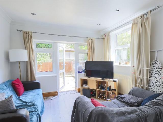 Tooting Bec Road, Tooting, London SW17, 3 bed flat to rent, £3,300 pcm | PrimeLocation