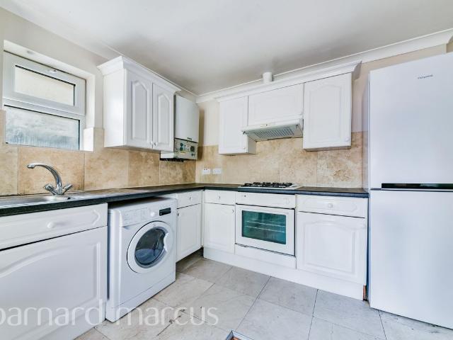 Tooting Bec Road, Tooting SW17, 3 bed flat to rent, £3,200 pcm | PrimeLocation