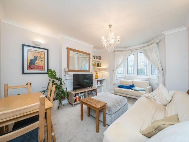 Tooting Grove, London SW17 3 bed flat to rent £2,600 pcm £600 pw