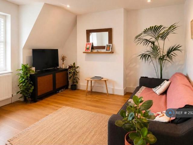 Tooting High Street, London, SW17 1 bed flat to rent £1,750 pcm £404 pw
