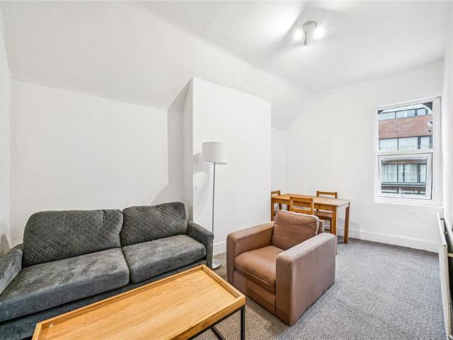 Tooting High Street, London, SW17 3 bed apartment to rent £2,700 pcm £623 pw