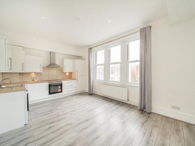 Tooting High Street, London SW17 3 bed flat to rent £2,800 pcm £646 pw