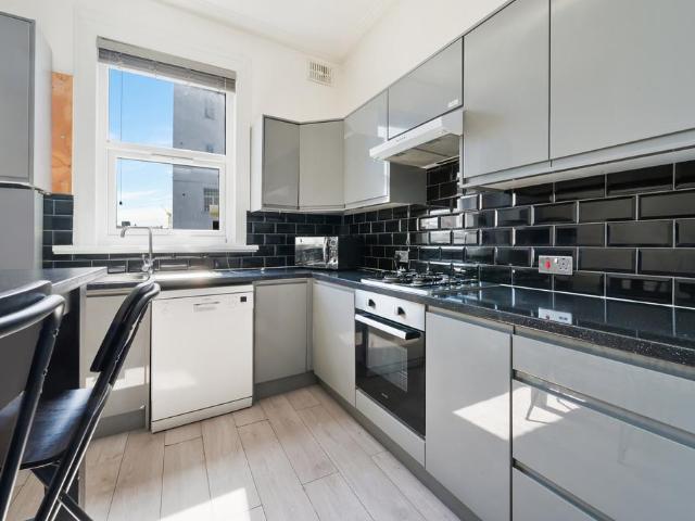 Tooting High Street, London SW17 4 bed apartment to rent £3,700 pcm £854 pw
