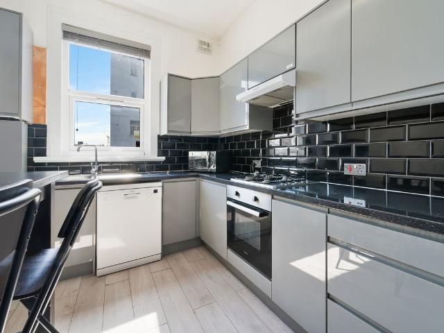 Tooting High Street, London SW17, 4 bed flat to rent, £3,700 pcm | PrimeLocation