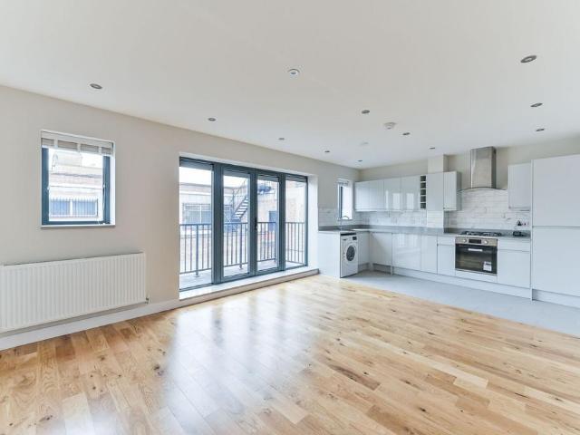 Tooting High Street, Tooting. 2 bed flat to rent £2,600 pcm £600 pw
