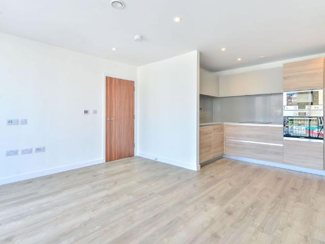 Tooting High Street, Tooting, London SW17, 1 bed flat to rent, £2,100 pcm | PrimeLocation
