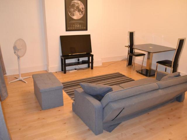 Tooting High Street, Tooting, London. 1 bed flat to rent £1,600 pcm £369 pw