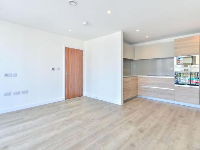 Tooting High Street, Tooting, London. 1 bed flat to rent £2,100 pcm £485 pw