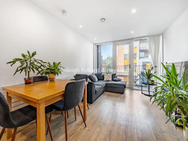 Tooting High Street, Tooting, London. 2 bed flat to rent £2,500 pcm £577 pw