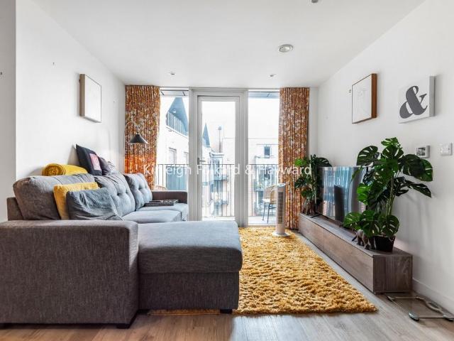 Tooting High Street, Tooting, SW17 2 bed flat to rent £2,500 pcm £577 pw
