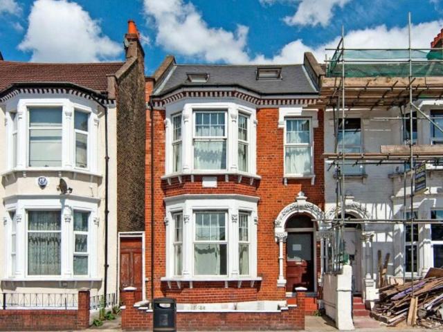 Tooting, London SW17, Tooting, 3 bed flat to rent, £2,625 pcm | PrimeLocation