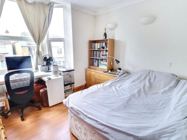 Tooting, London SW17, Tooting, 3 bed flat to rent, £3,100 pcm | PrimeLocation