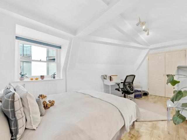Tooley Street, Southwark, London 1 bed flat to rent £2,800 pcm £646 pw