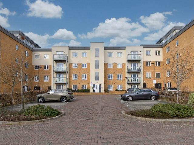 Todd Close, Borehamwood WD6, 2 bed flat to rent, £1,600 pcm | PrimeLocation
