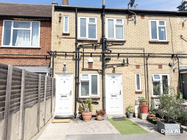 Tolworth Broadway, Surbiton, KT6 2 bed flat to rent £1,750 pcm £404 pw
